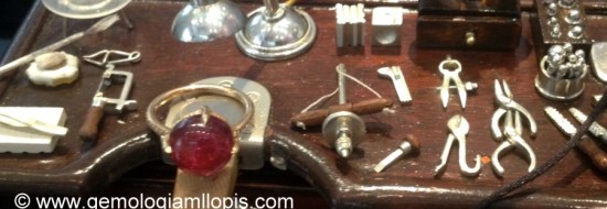 Curioso Tabliz o mesa de joyero en miniatura | Gemología MLLOPIS